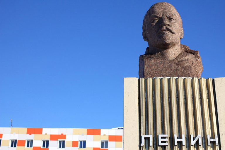 lenin statue barentsburg svalbard - Worldwide Destination Photography ...